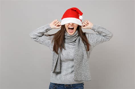 크리스마스 모자 회색 벽 배경 스튜디오에서에 고립 된 눈을 덮고 회색 스웨터 스카프에 산타 소녀 비명 행복 한 새 해 2019 축 하 휴일 파티 개념입니다 복사 공간을