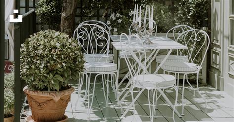 테이블과 의자 화분에 심은 나무가 있는 파티오 사진 Unsplash의 무료 여름 카페 이미지