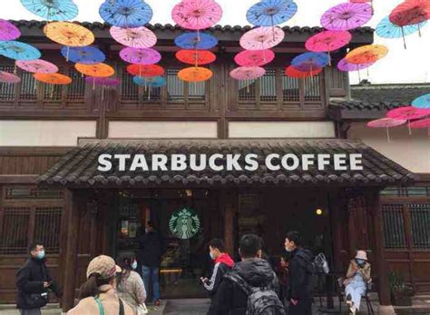 星巴克就“驱赶吃盒饭民警”事件发致歉声明，网友纷纷表态星巴克否认驱赶民警门店投诉