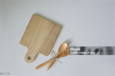 흰색 배경에 고립 된 나무 주방 도자기 도마 트레이 식품 장식 및 포장 디자인에 대한 상단에서 테이블 도자기 요리 보기 흰색 배경에 대한 스톡 사진 및 기타 이미지 Istock