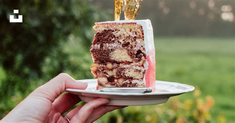 케이크 조각을 들고 있는 사람 사진 Unsplash의 무료 음식 이미지