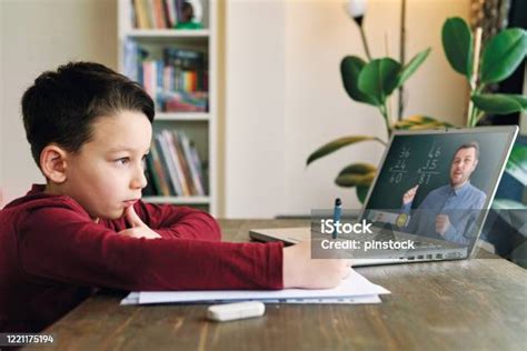 컴퓨터에서 수학을 배우는 67 년 귀여운 아이 홈 스쿨링 개념입니다 교사 교육 관련 직업에 대한 스톡 사진 및 기타 이미지 교사 교육 관련 직업 전자 학습 코로나