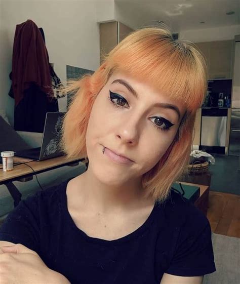 7 Clever Ways To Style Bangs With A Cowlick