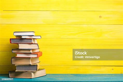 빈티지 오래된 하드 백 일기 나무 갑판 테이블과 노란색 배경에 팬 페이지와 책 구성 책 스태킹 학교로 돌아갑니다 공간을 복사합니다 교육 배경 0명에 대한 스톡 사진 및 기타