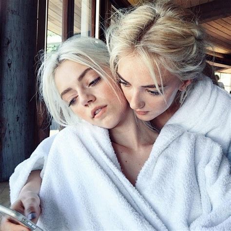 参考 人物类参考 多人互动么么哒~1668154875577