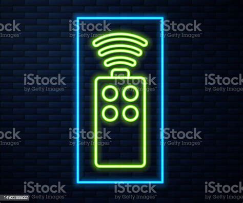 빛나는 네온 라인 벽돌 벽 배경에 분리된 카메라 아이콘에 대한 리모콘 멀리서 카메라로 작업할 수 있는 보조 장치입니다 벡터 3차원 형태에 대한 스톡 벡터 아트 및 기타