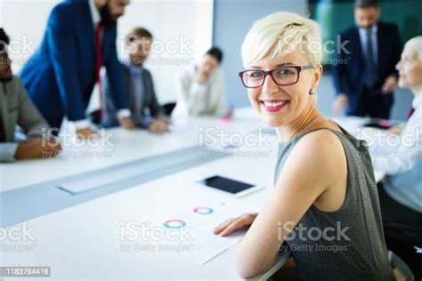 사무실에서 브레인 스토밍 논의 하는 비즈니스 사람들의 그룹 직장에서 집중 계획에 대한 스톡 사진 및 기타 이미지 계획 기업 문화 기업 비즈니스 Istock