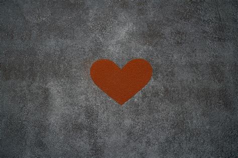 콘크리트 배경에 분쇄 커피 또는 코코아 분말로 만든 심장 모양 0명에 대한 스톡 사진 및 기타 이미지 0명 곡초류 구이 Istock