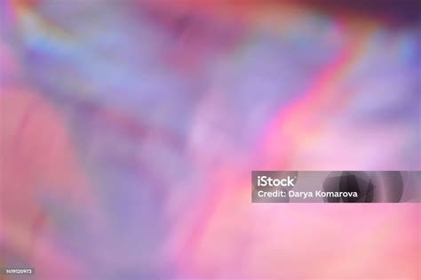 홀로그램 텍스처 반짝이는 호일과 금속 보라색 그라디언트 복고풍 디자인 우아한 배경 로고 또는 엽서를위한 빛나는 패턴이있는 세련된