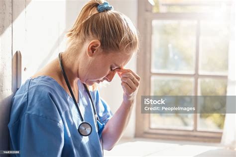 두통 스트레스 및 여성 의사 슬픈 노동자 및 의료 직원의 소진 좌절 우울증 및 피곤한 병원 간호사 정신 건강 문제 및 불안 나쁜 소식의 고통 및 감정 병원에 대한 스톡 사진