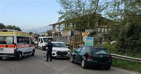 Incidente Tra Due Auto E Unambulanza Un Ferito Trasportato In