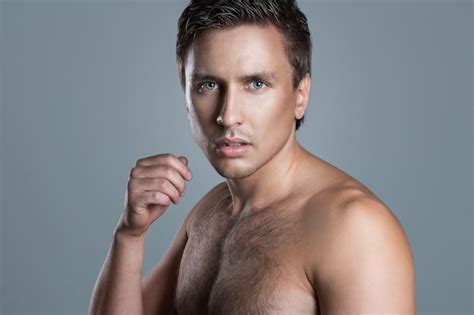 Schöner Mann mit nacktem Oberkörper Kostenlose Foto