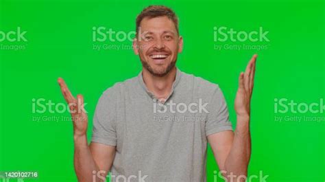 행복한 잘 생긴 젊은이 축하 성공 승리 비명 기쁨 승자 손 제스처 말하기 예 35 39세에 대한 스톡 사진 및 기타 이미지