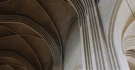 건물 건축 고딕 스타일 고전 건축 교회 구조 그랜드 널찍한 높은 대성당 돌 디자인 로우앵글 샷 문화 유산 벽돌 쌓기 복잡한 상세한 세로 수직