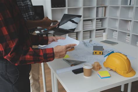 엔지니어 또는 건축가의 건설 및 구조 개념은 작업 현장의 모델 구축 및 청사진에 대한 파트너 및 엔지니어링 도구와 함께 작업하는