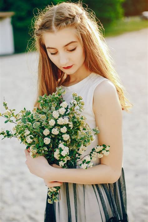 Junges Und H Bsches M Dchen In Einem Sommerpark Stockfoto Bild Von Gesicht Erwachsener