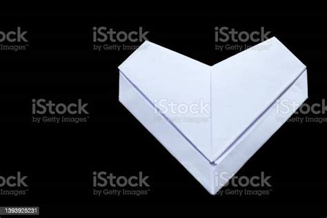 흰 종이를 접은 종이 접기 사랑 심장은 검은 배경에 고립되어 있습니다 개념에 대한 스톡 사진 및 기타 이미지 개념 개념과 주제 거친 Istock