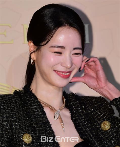 [비즈 포토] 임지연 수줍은 볼하트 비즈엔터