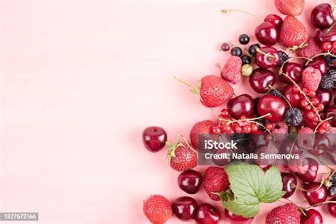 다양한 여름 딸기 딸기 라즈베리 달콤한 체리 건포도가있는 분홍색 배경 0명에 대한 스톡 사진 및 기타 이미지 0명 건강한 식생활 검은색 Istock