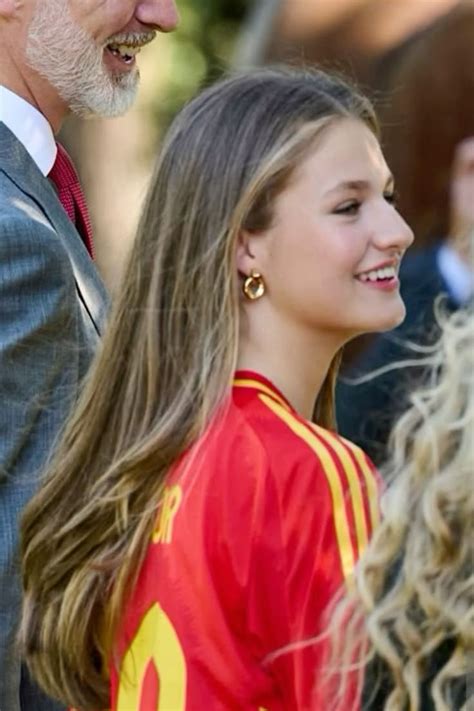 Pin By 𝚂𝚒𝚕𝚊 On 𝙻𝚎𝚘𝚗𝚘𝚛 Leonor Princess Of Asturias Designer Dresses