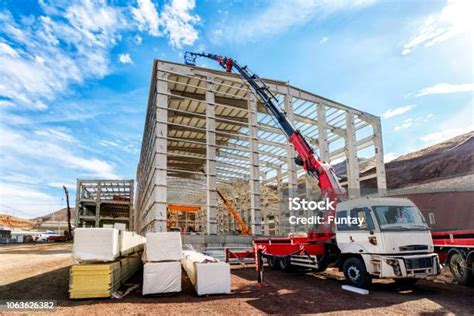 크레인 건설 현장에서 격리에 대 한 새로운 건물의 지붕에는 리프트 양동이 확장 합니다 Hiab 로더 크레인 떼어낼 컨테이너 임업 크레인 포크 리프트 트럭 탑재 및 꼬리