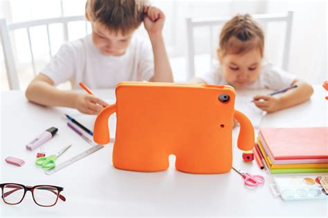 아이들은 노트북에 펠트 팁 펜과 펜으로 그림을 그리고 태블릿에서 수업을 봅니다 4 5세에 대한 스톡 사진 및 기타 이미지 4 5세 6 7 살 고등학교 이하 Istock