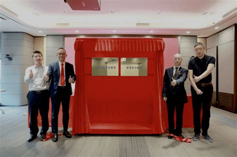 正式签约！这两大基地落户前海深港基金小镇创新创业孵化发展