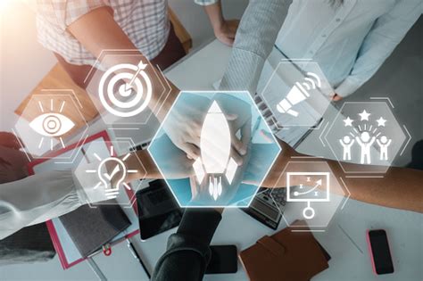 다양한 팀이 현대 비즈니스 환경에서 혁신 목표 및 성공을 상징하는 디지털 아이콘을 사용하여 스타트업 프로젝트에서 협력합니다 개발에 대한 스톡 사진 및 기타 이미지 Istock