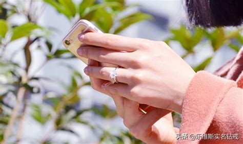 戒指戴中指是什么意思（戴戒指五个手指的含义是什么） 可可情感网