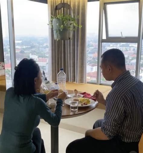 Awet Muda Pesona Yuni Shara Saat Santai Di Kafe Hingga Ngopi