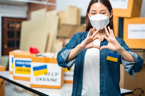 우크라이나 인도주의 원조 개념에서 도움이 필요한 사람들을 위한 식량 기부를 준비하는 자원봉사자들 손 만들기 기호 마음 25 29세에 대한 스톡 사진 및 기타 이미지 Istock