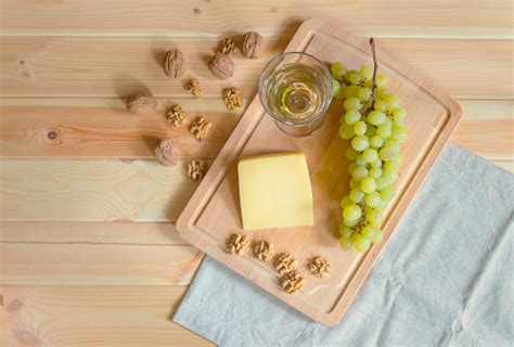 화이트 와인 파마산 치즈 호두와 나무 테이블에 포도 분기의 유리 0명에 대한 스톡 사진 및 기타 이미지 0명 과일 나뭇가지 Istock