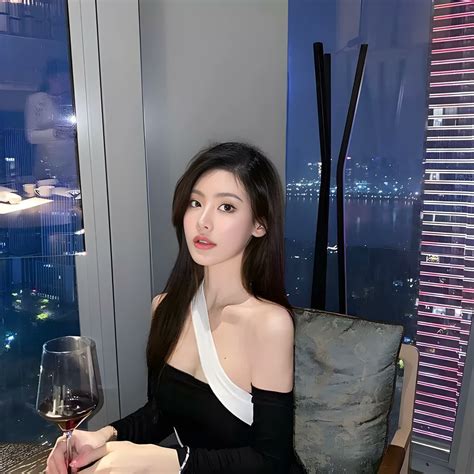 iloveamy999999c on Twitter 最右边那位的男友是什么级别 2023弱智学校状元级别