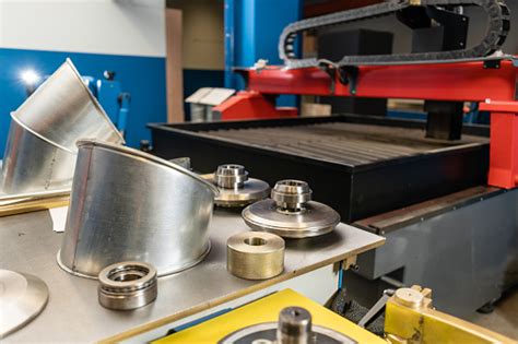 생산 롤링 도구 전기 기계 환기 및 배수 구에 대 한 생산 판금 용 공구 및 벤딩 장비 매장 내 제조 또는 시연 스탠드 건설 기계류에 대한 스톡 사진 및 기타 이미지