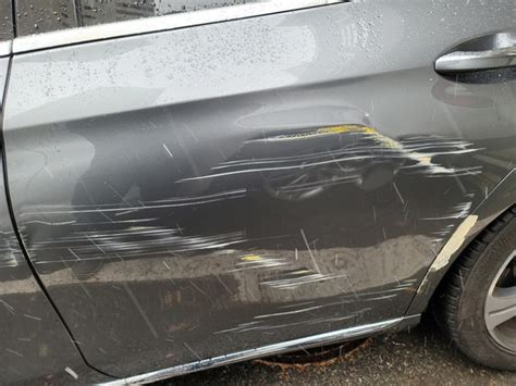 안양 자동차 판금도색 차 긁힘 손상으로 외형복원을 위해 입고된 벤츠 E300수원기스제거의왕흠집제거군포수입차수리산본차량복원평촌차량수리과천차량흠집광명자동차수리