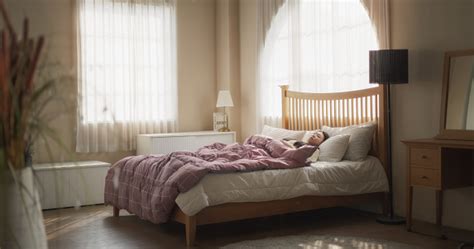 아름다운 젊은 아시아 여성이 아침에 일어나 목을 쭉 뻗고 아파트 창문에서 침실로 햇살이 들어온다 사업 기회와 새로운 모험을 준비하는 한국 소녀 갈색 머리에 대한 스톡 사진