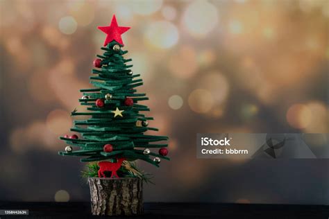 복사 공간이있는 반짝이는 표면에 소나무 모양의 장식으로 크리스마스 인사말 배경 0명에 대한 스톡 사진 및 기타 이미지 0명