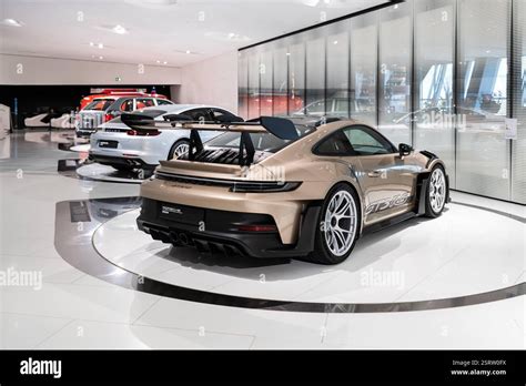 Ein Porsche 911 Gt3 Rs Wird Im Porsche Museum Ausgestellt Stuttgart