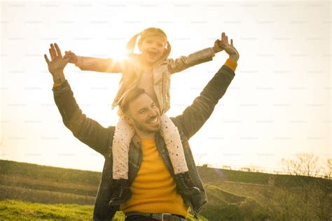 공원에서 딸과 놀고 있는 아버지 아버지의 어깨에 앉아 있는 딸 사진 Unsplash의 아름 다운 일몰 사람 팔 뻗기 이미지