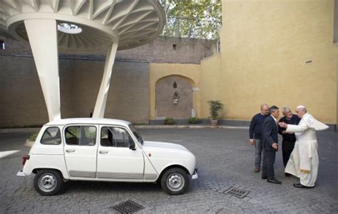 El Papa Francisco Es Hipster El Nuevo Papamóvil Será Un Humilde Renoleta Racing5