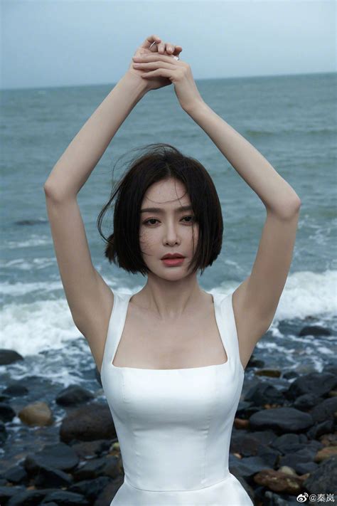秦岚赤脚站海边拍照 一袭开衩露美腿身材吸睛上海热线娱乐频道