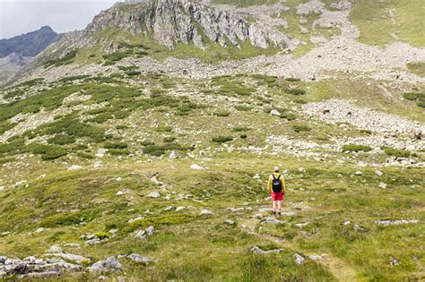 노란 후드를 입은 남자는 큰 산을 바라보며 하이킹과 등반을 준비하고 여름 휴가를 즐기고 오스트리아의 놀라운 알프스 풍경에서 작습니다 40 44세에 대한 스톡 사진 및 기타