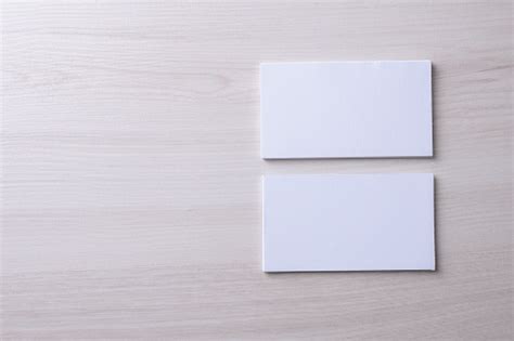 명함 나무 배경에 비어 있습니다 기업 문구류 브랜딩 모의 크리에이티브 디자이너 데스크 플랫 레이 텍스트공간을 복사합니다 Id용 템플릿입니다 0명에 대한 스톡 사진 및 기타