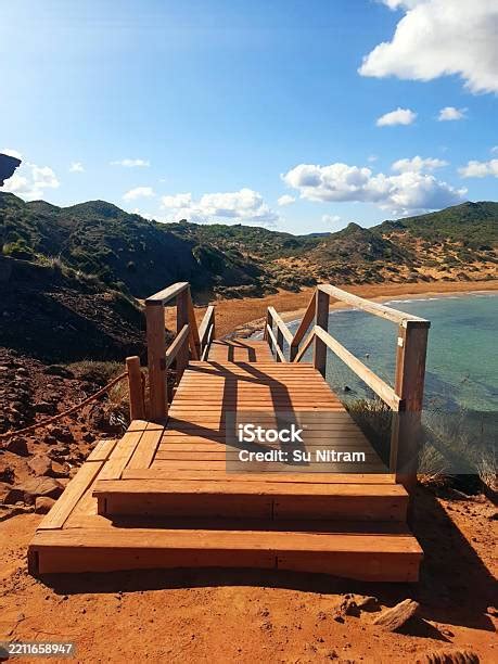 자연 그대로의 모래 해변으로 이어지는 나무 산책로 목가적인 해안 풍경 나무로 되는 교량 및 환경에 친절한 건축 0명에 대한 스톡 사진 및 기타 이미지 Istock