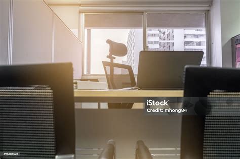 나무 테이블과 자 그의 룸에 금융 월별 보고서 그래프를 분석 하는 비즈니스 남자 보스 개념에 대한 스톡 사진 및 기타 이미지 개념 경영자 계산기 Istock