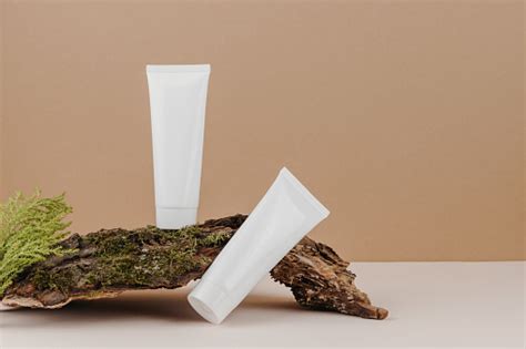 유해한 첨가제없이 천연 화장품의 개념 흰색 튜브의 얼굴 이나 바디 크림 나무 조각에 서 공간을 복사합니다 광고에 이상적 메이크업 화장품에 대한 스톡 사진 및 기타 이미지