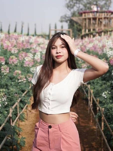 งานทางบ้านสาวสวยคนนี้ช่างรูปร่างหน้าดาดีแล้วยังมีลีลาเด็ดจัดจ้านจังเลย