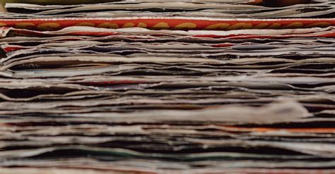 겹겹이 쌓인 종이 기록 보관소 낡은 종이 무질서한 스택 문서 문서 더미 문서 스택 배경 보존 사무실 폐기물 생태 세로 수직 정렬 쌓인 종이 오래된