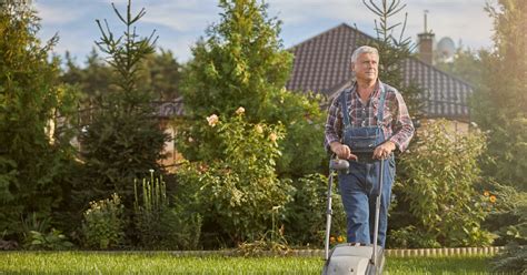 잔디 깎는 기계를 사용하여 잔디밭의 잔디를 다듬는 노인의 전체 길이 사진 사진 Unsplash의 정원 이미지