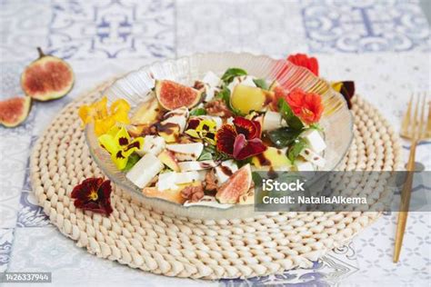 가을 저녁 식사 조리법 망고 페타 식용 꽃 무화과 복숭아 바질이 가까이있는 채식 샐러드 건강 식품 가을 샐러드에 대한 스톡 사진 및 기타 이미지 Istock